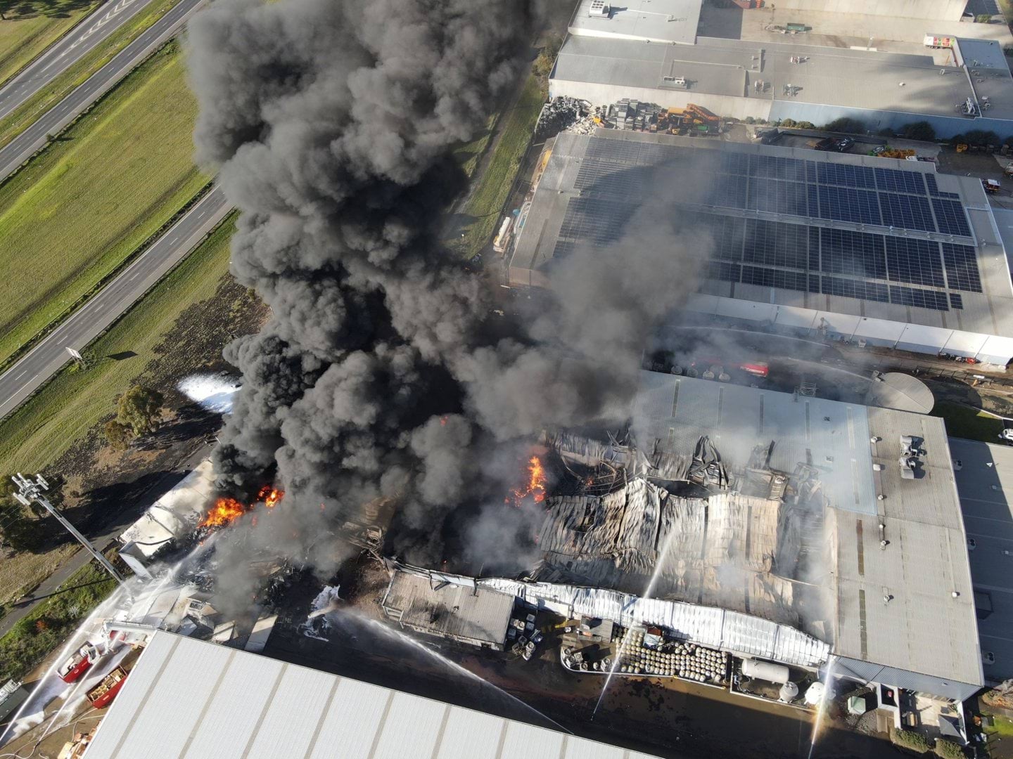 FRV responding to significant factory fire in Derrimut | Fire Rescue ...